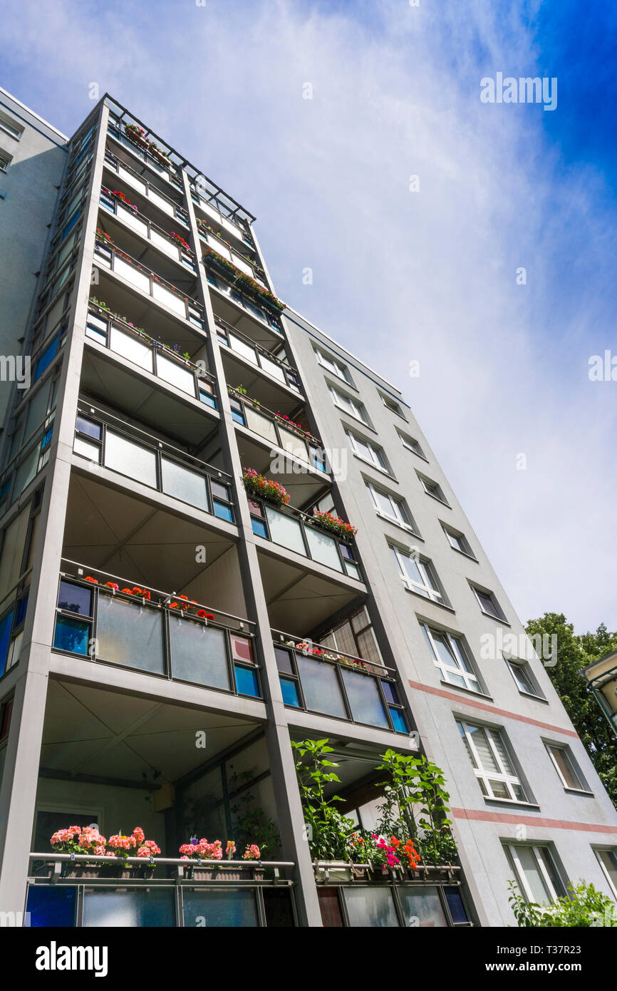 Multi Family Home - Apartment Building Stock Photo - Alamy