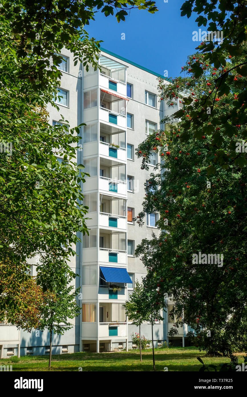 Multi Family Home - Apartment Building Stock Photo - Alamy