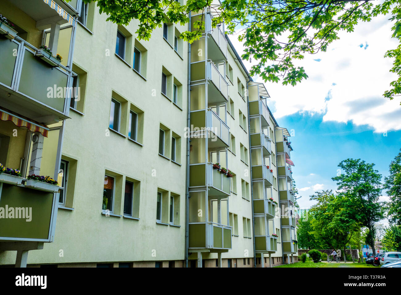 Multi Family Home - Apartment Building Stock Photo - Alamy