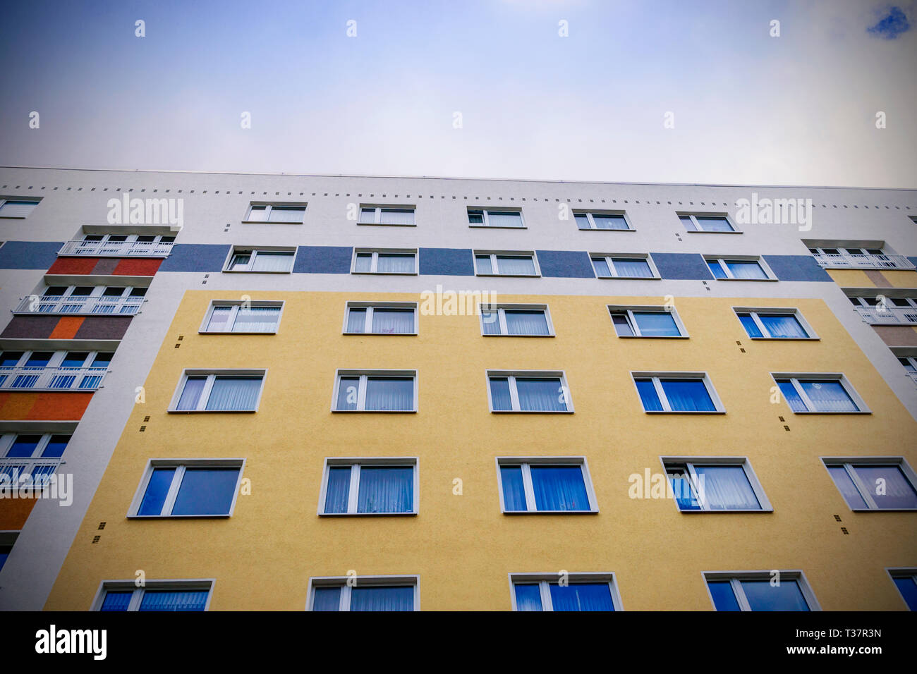 Multi Family Home - Apartment Building Stock Photo - Alamy