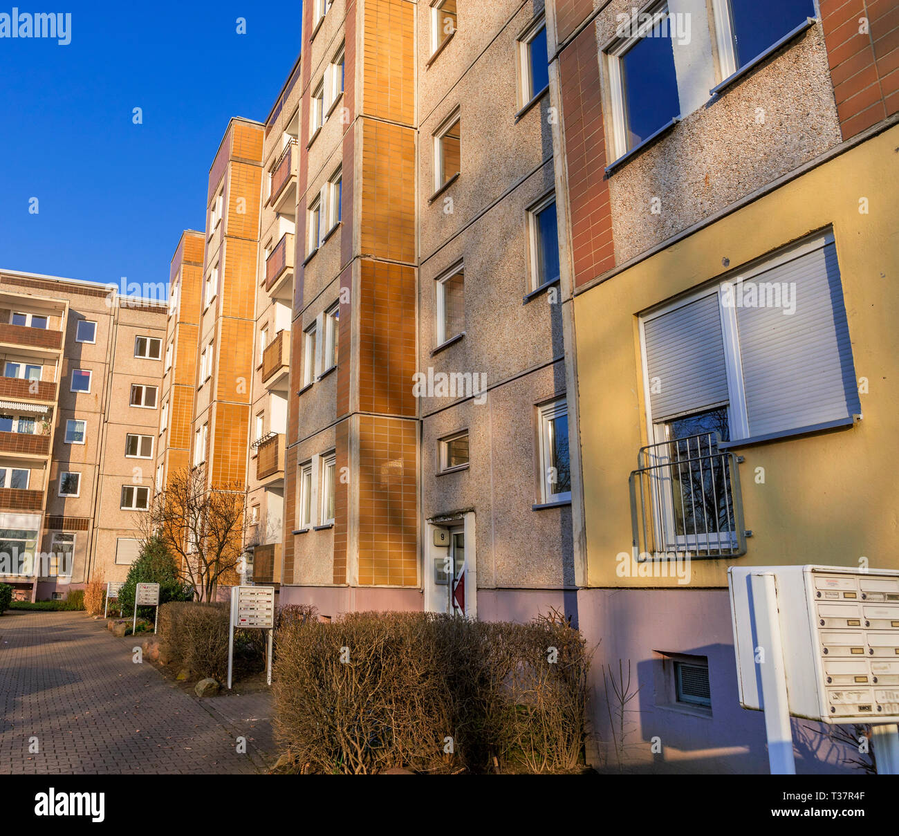 Multi Family Home - Apartment Building Stock Photo - Alamy