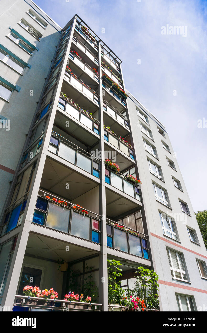 Multi Family Home - Apartment Building Stock Photo - Alamy