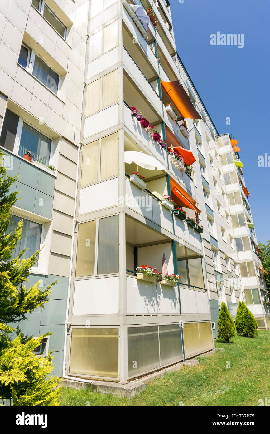 Multi Family Home - Apartment Building Stock Photo - Alamy