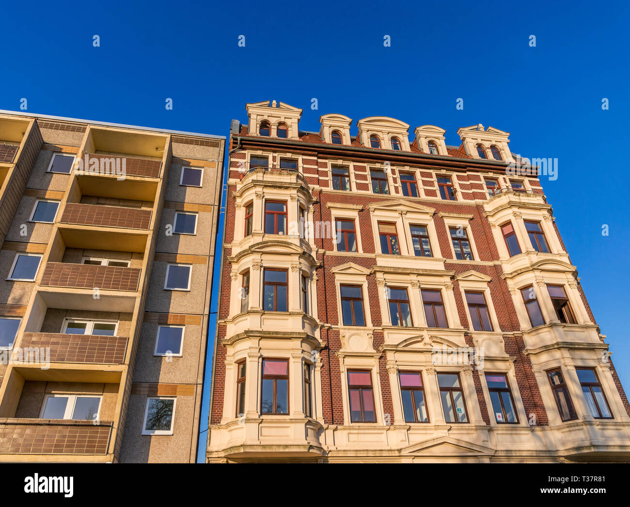 Multi Family Home - Apartment Building Stock Photo - Alamy