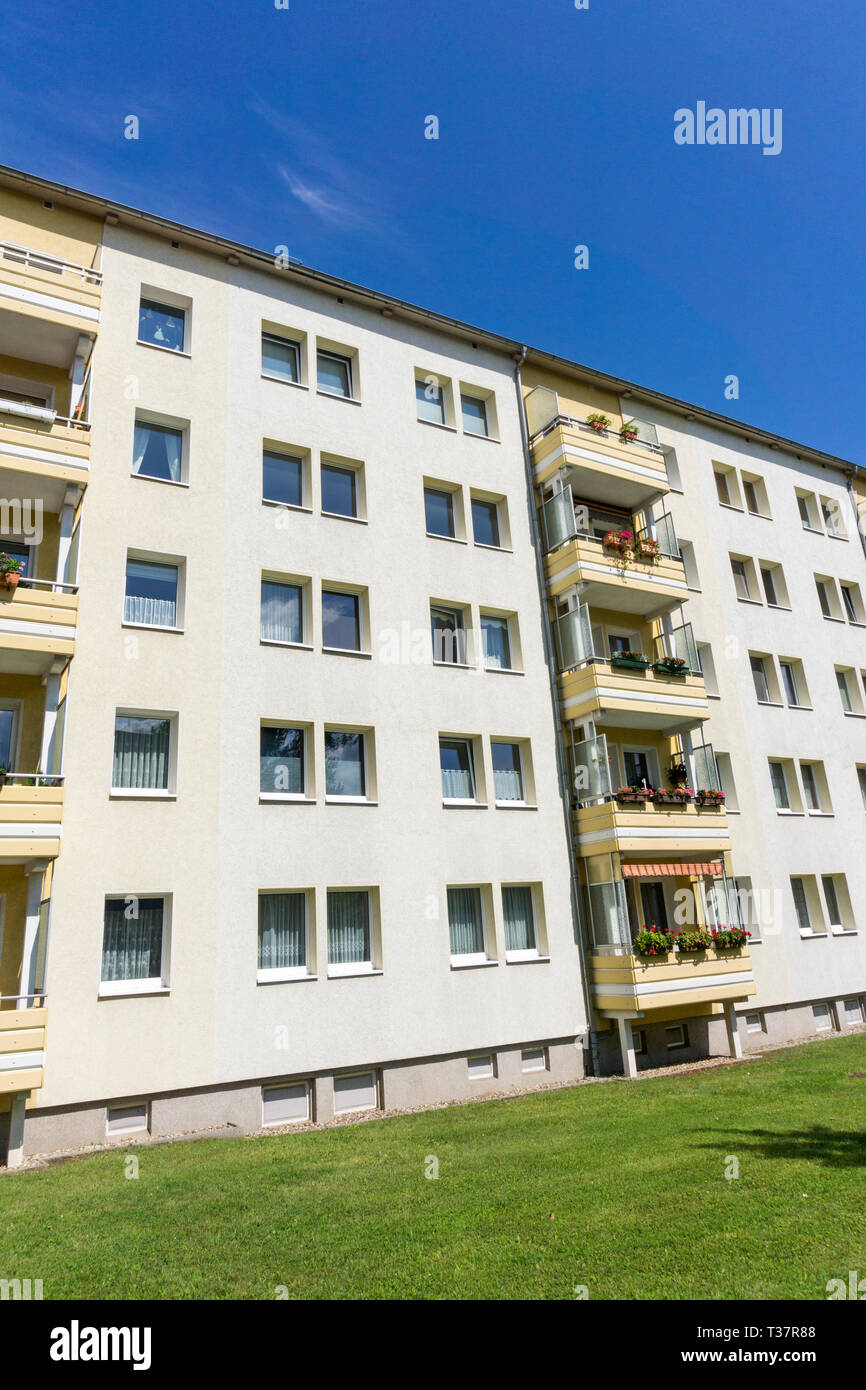 Multi Family Home - Apartment Building Stock Photo - Alamy