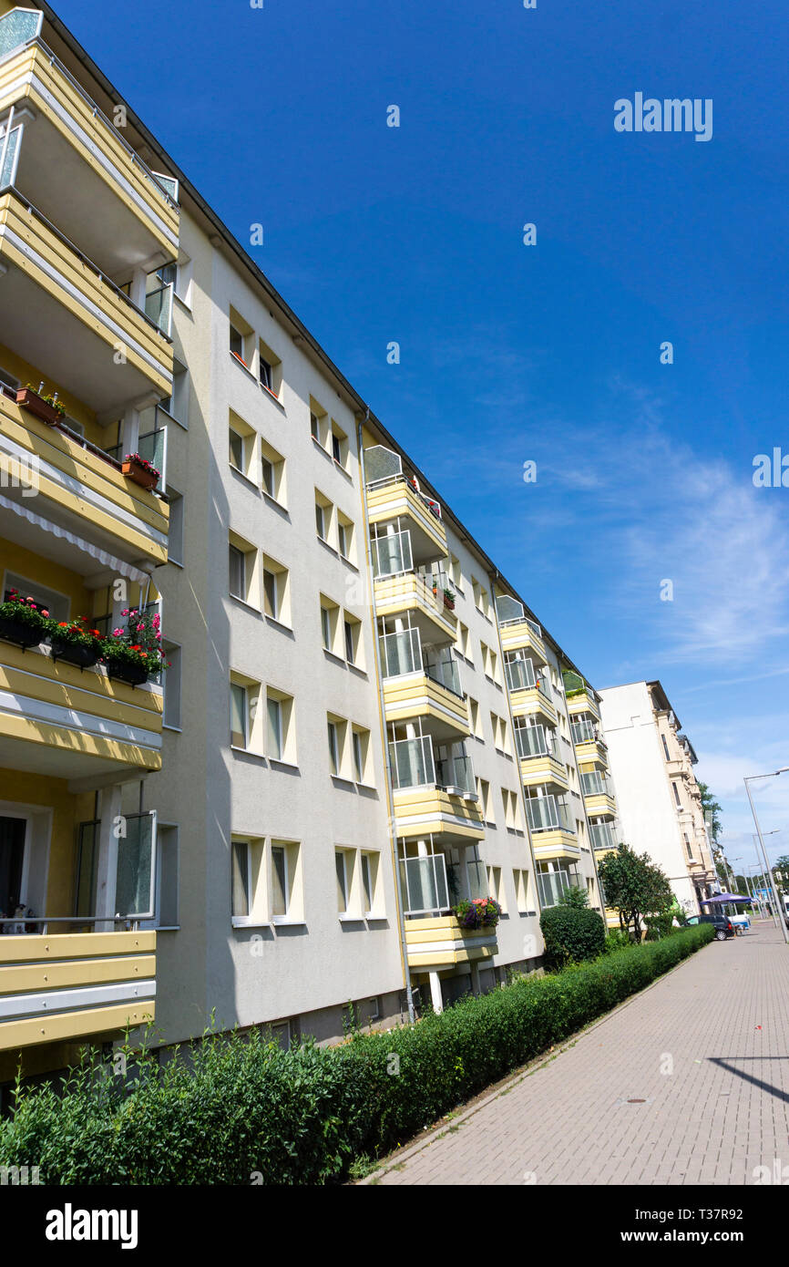 Multi Family Home - Apartment Building Stock Photo - Alamy