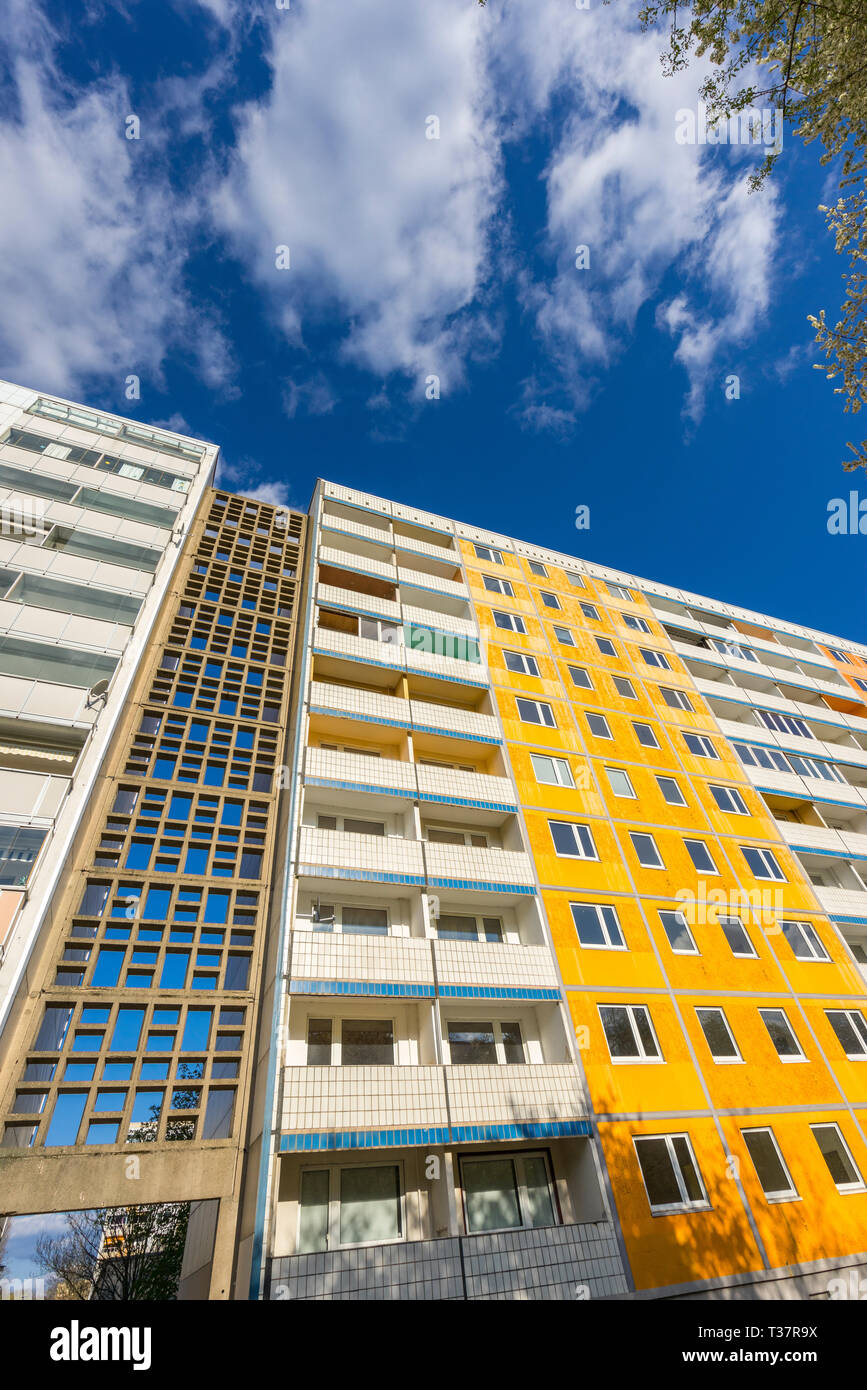 Multi Family Home - Apartment Building Stock Photo - Alamy