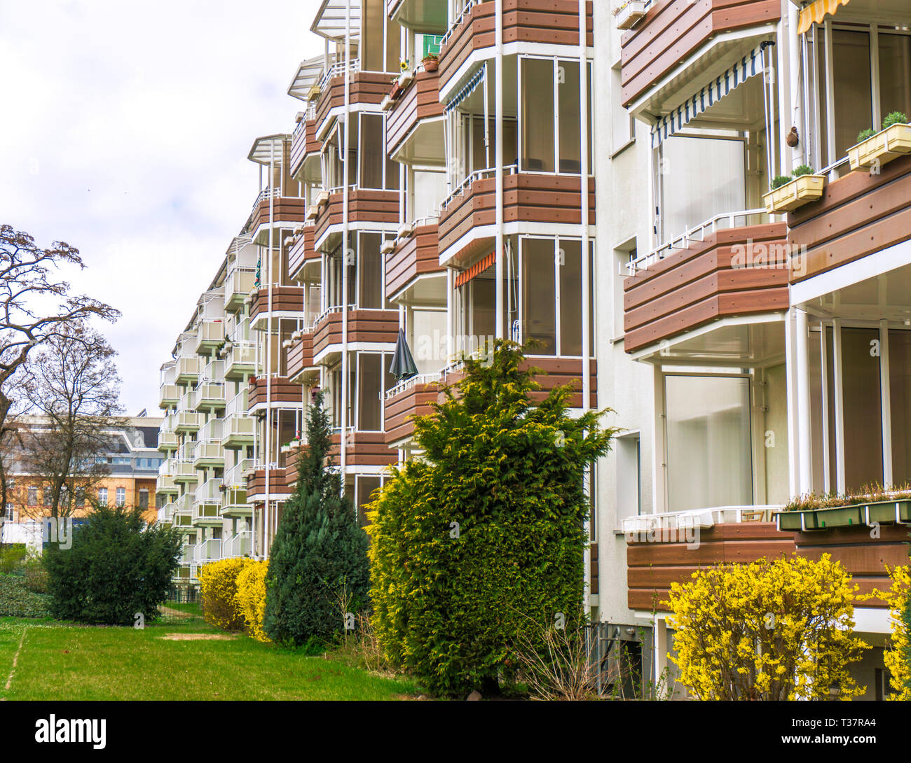 Multi Family Home - Apartment Building Stock Photo - Alamy