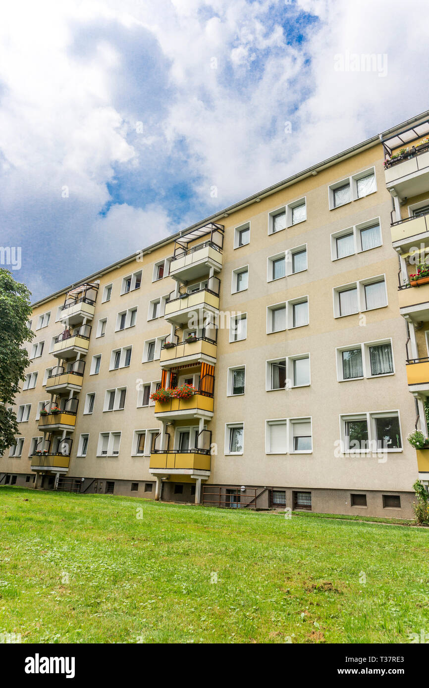 Multi Family Home - Apartment Building Stock Photo - Alamy