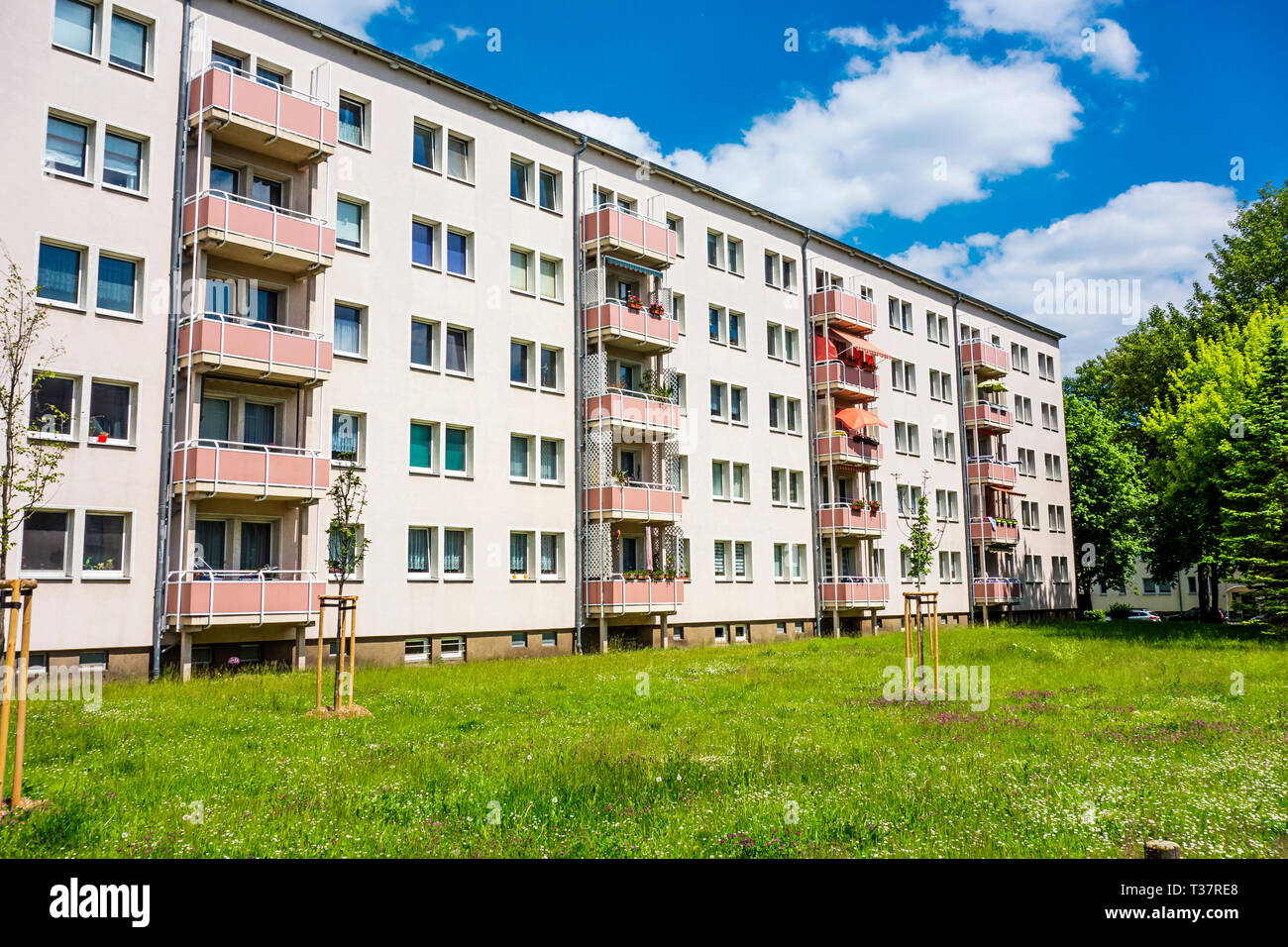 Multi Family Home - Apartment Building Stock Photo - Alamy