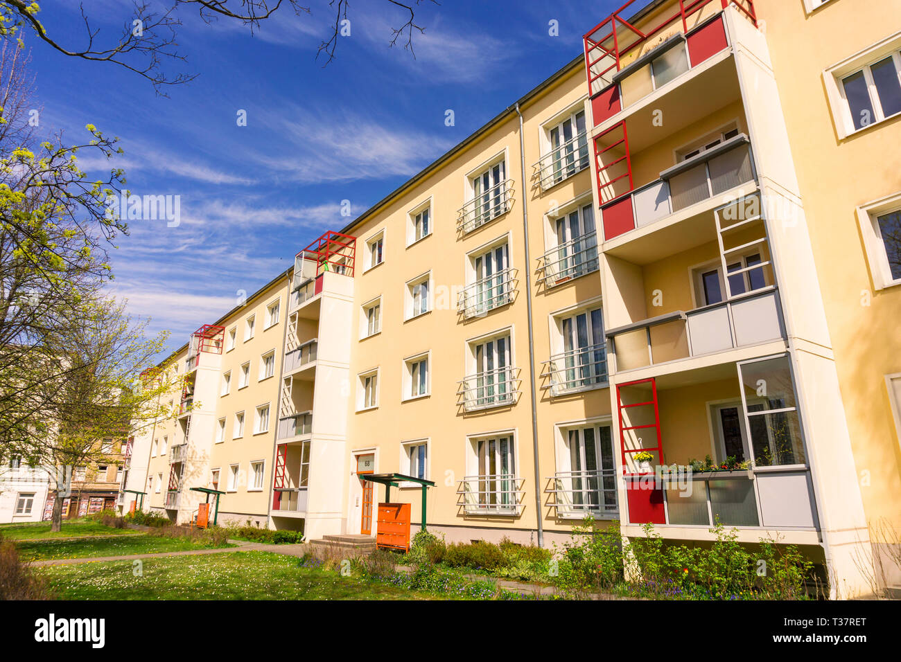 Multi Family Home - Apartment Building Stock Photo - Alamy