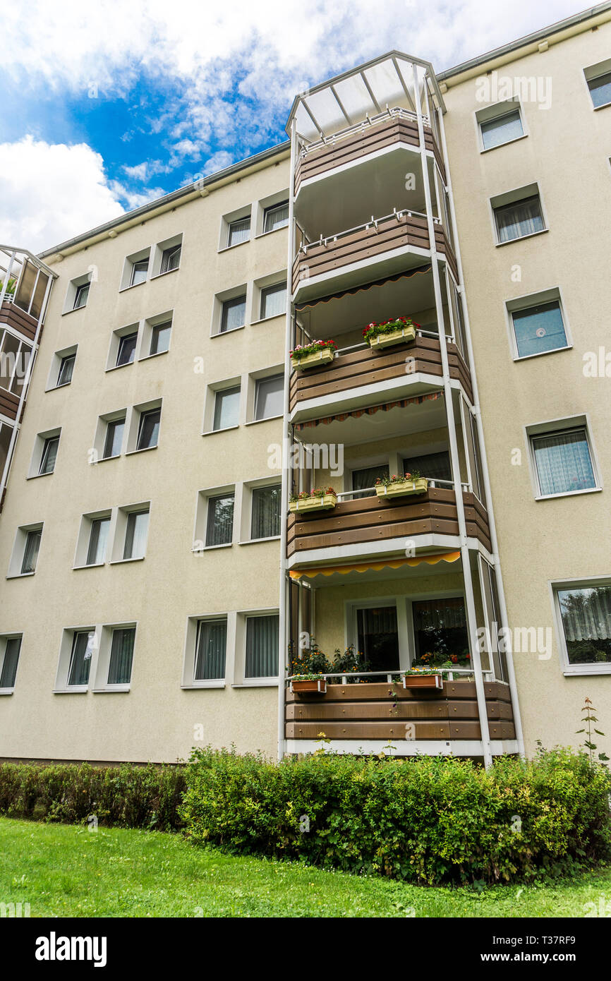 Multi Family Home - Apartment Building Stock Photo - Alamy