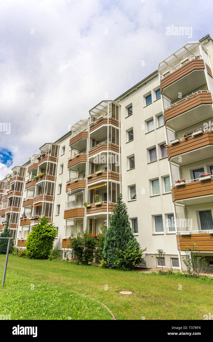 Multi Family Home - Apartment Building Stock Photo - Alamy