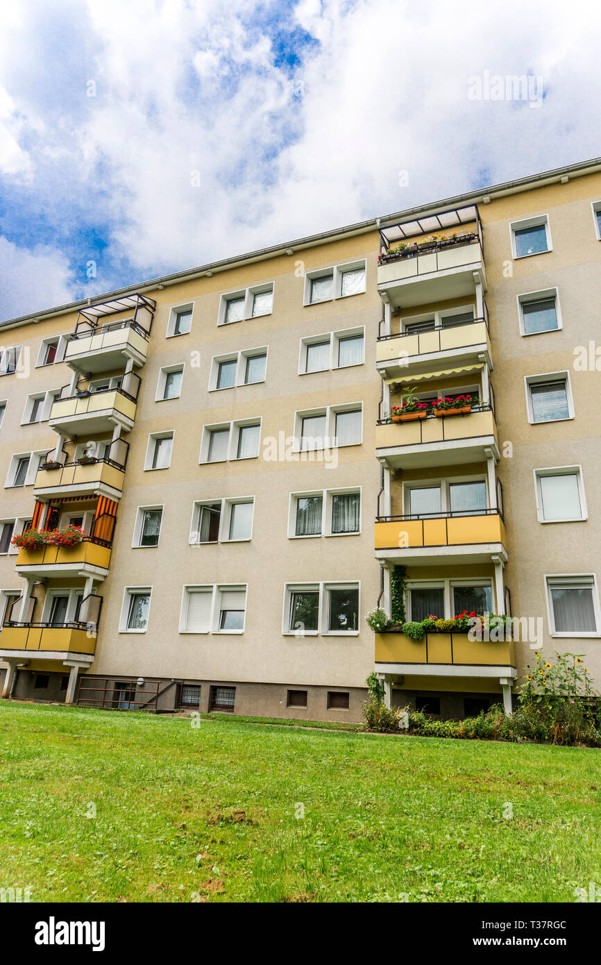 Multi Family Home - Apartment Building Stock Photo - Alamy