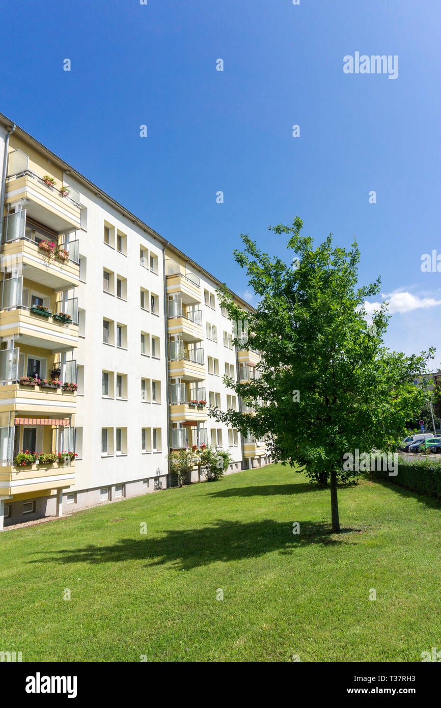 Multi Family Home - Apartment Building Stock Photo - Alamy