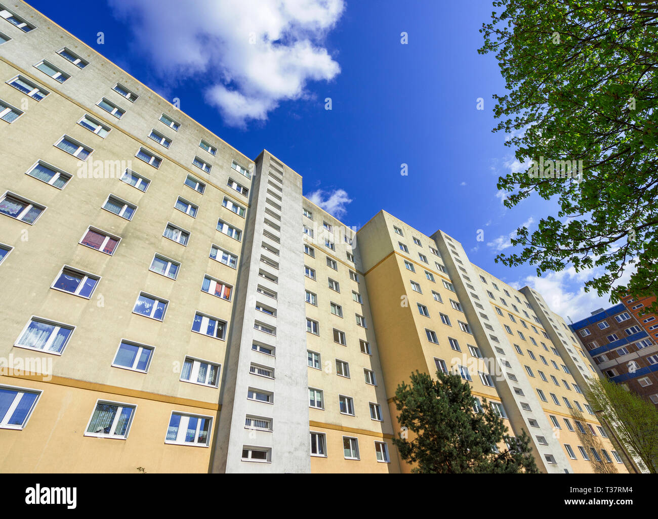Multi Family Home - Apartment Building Stock Photo - Alamy