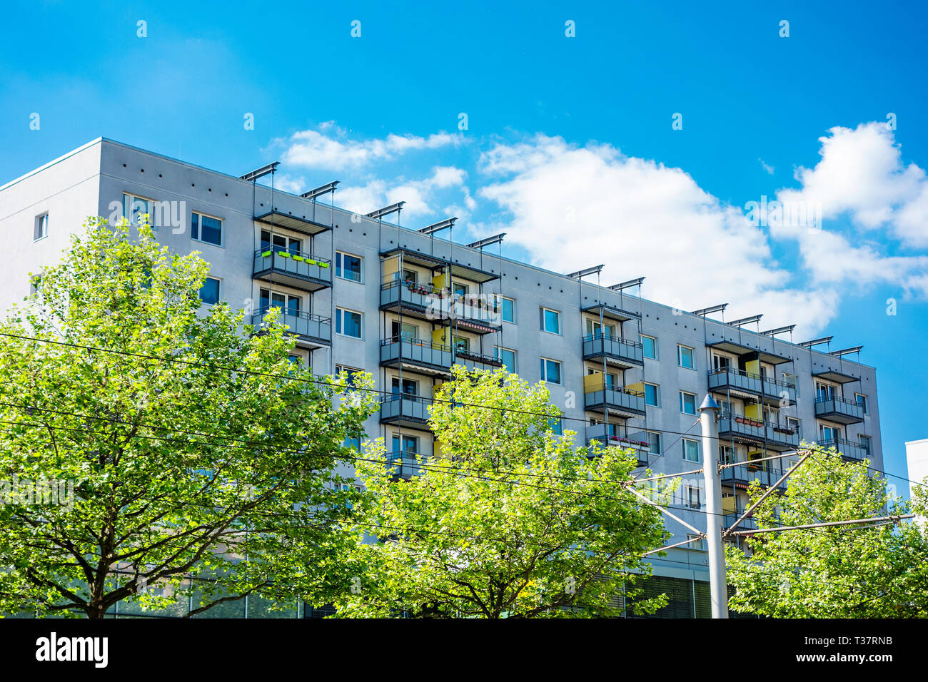 Multi Family Home - Apartment Building Stock Photo - Alamy