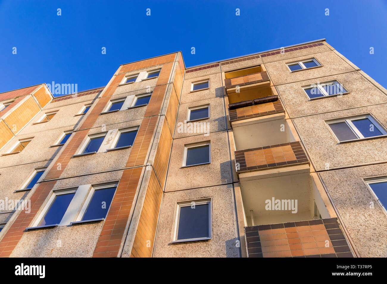 Multi Family Home - Apartment Building Stock Photo - Alamy