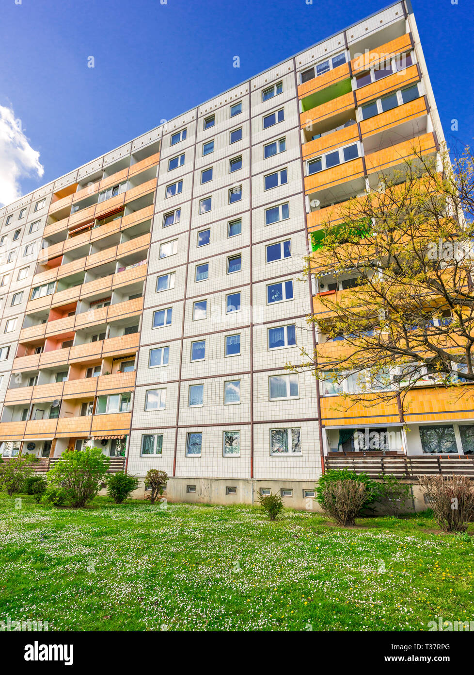 Multi Family Home - Apartment Building Stock Photo - Alamy