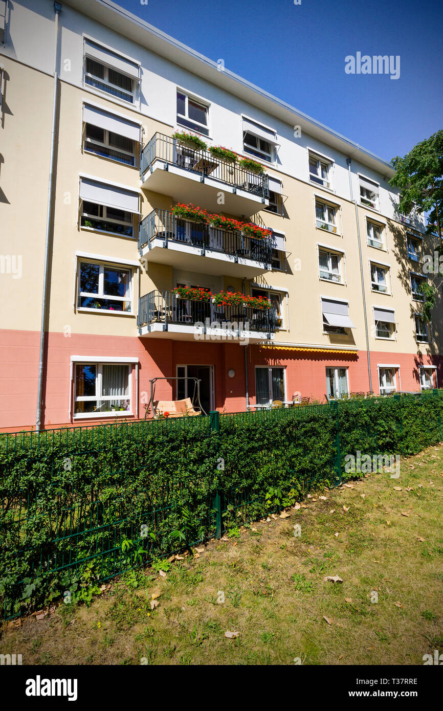 Multi Family Home - Apartment Building Stock Photo - Alamy