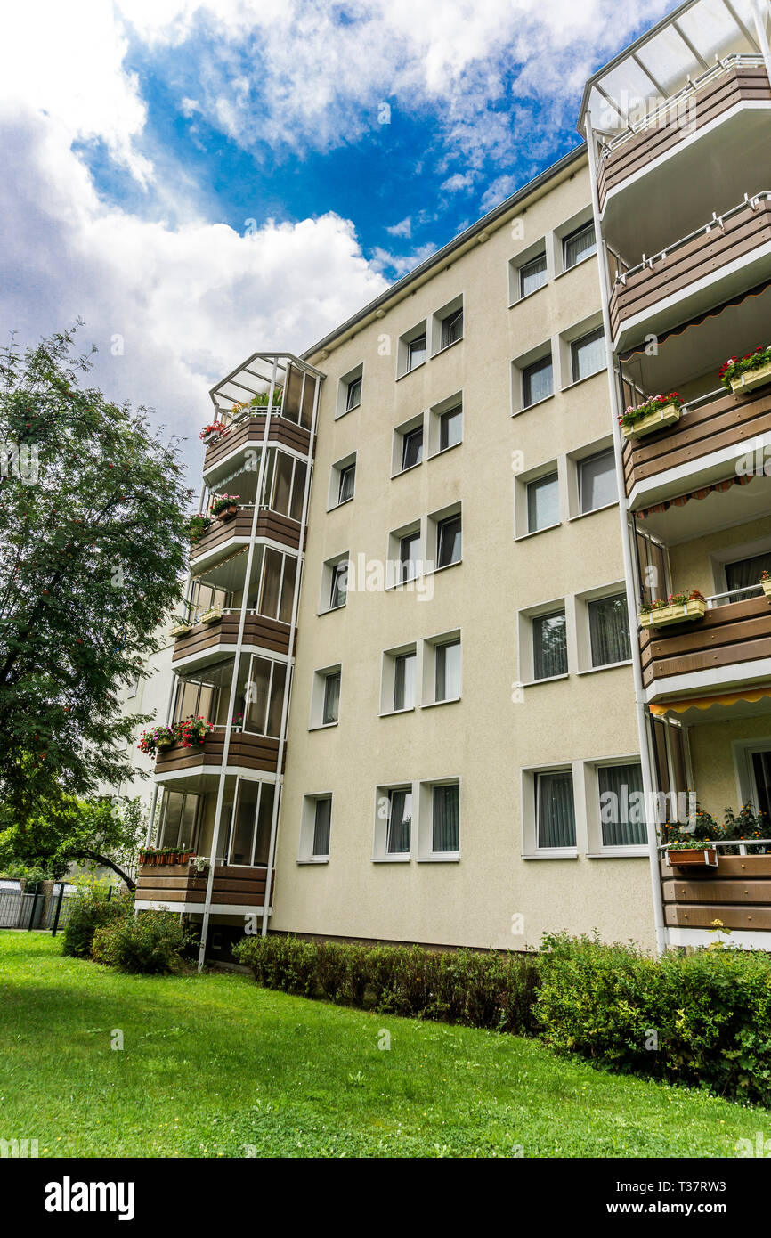 Multi Family Home - Apartment Building Stock Photo - Alamy