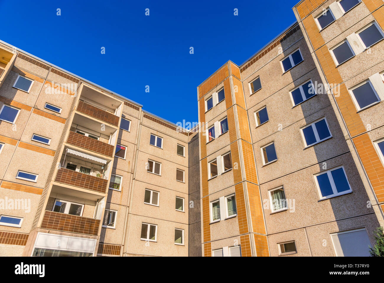 Multi Family Home - Apartment Building Stock Photo - Alamy