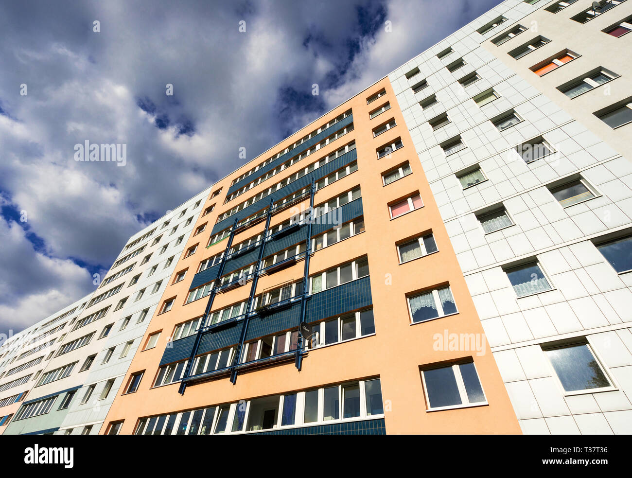 Multi Family Home - Apartment Building Stock Photo - Alamy