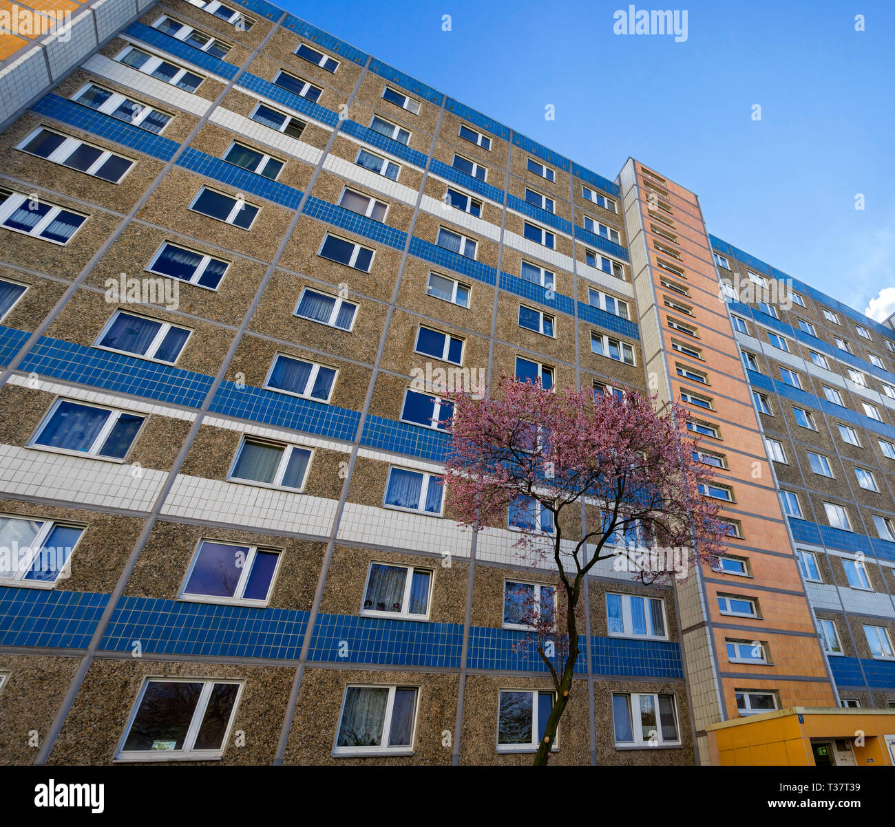 Multi Family Home - Apartment Building Stock Photo - Alamy