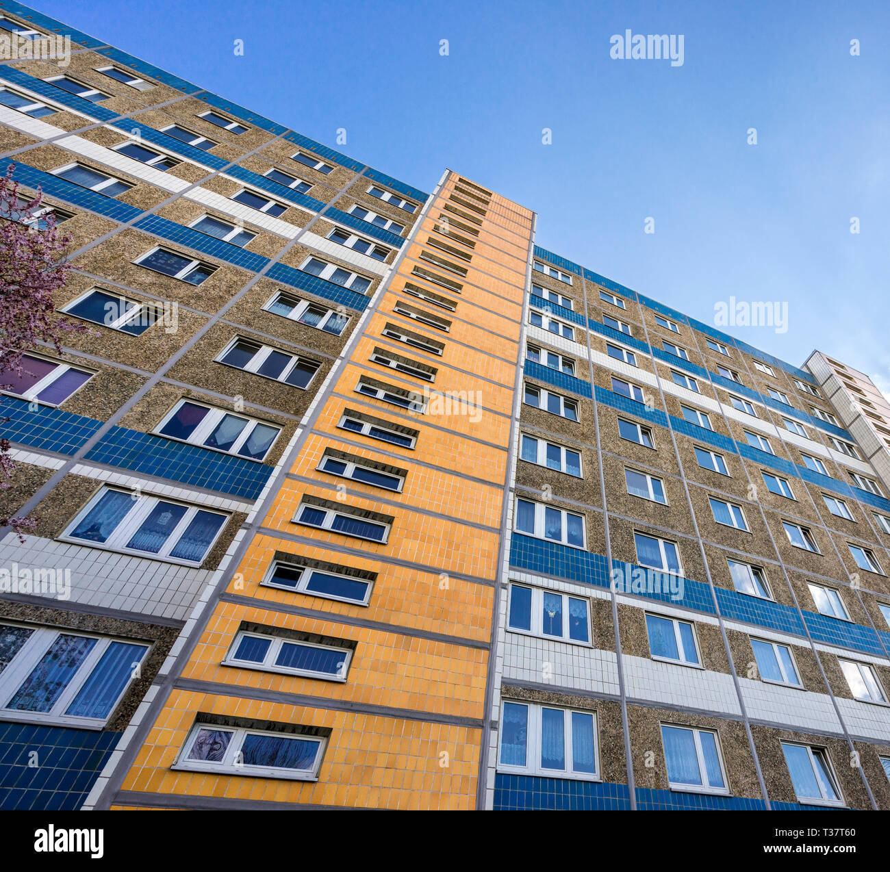 Multi Family Home - Apartment Building Stock Photo - Alamy