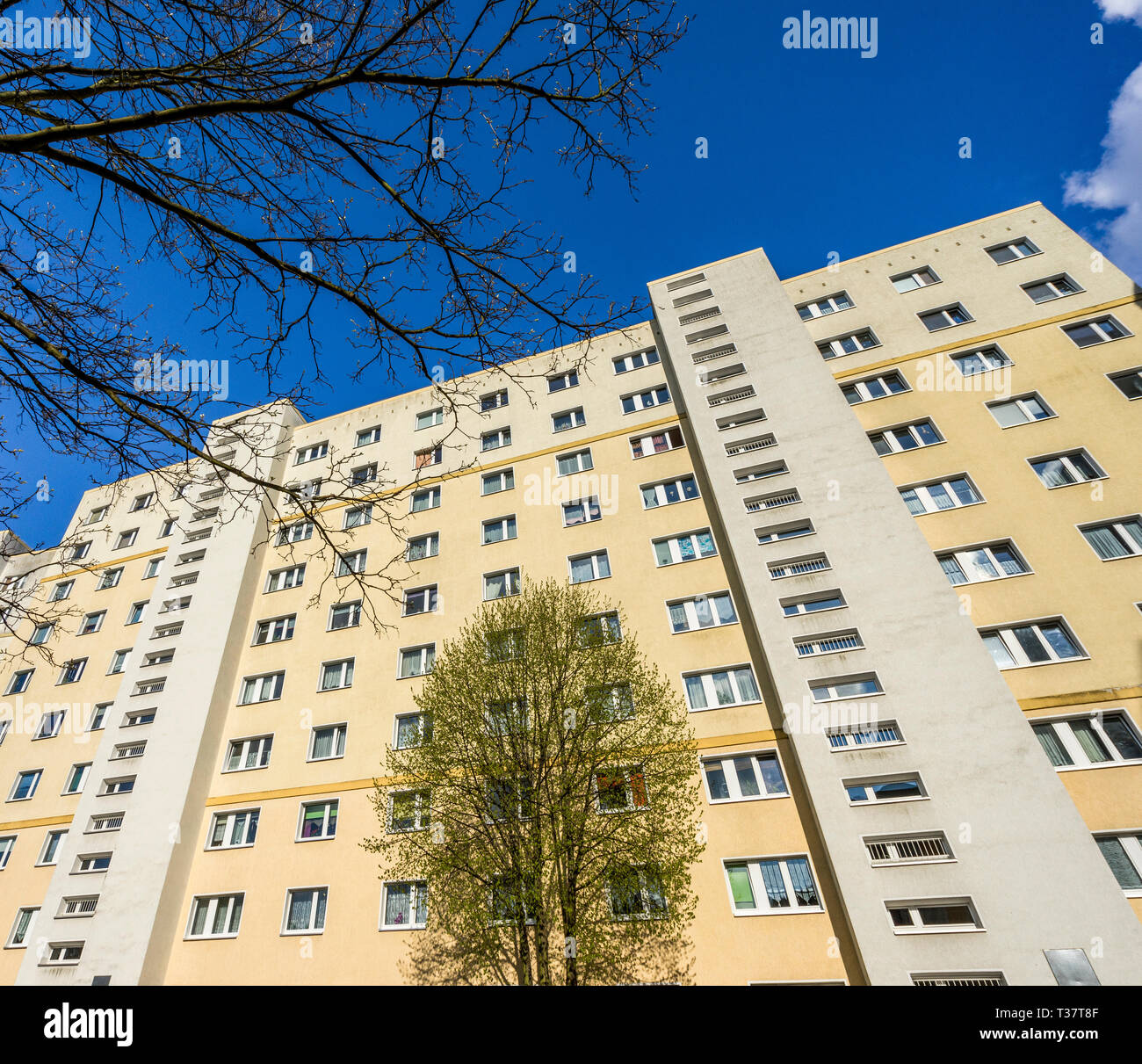 Multi Family Home - Apartment Building Stock Photo - Alamy