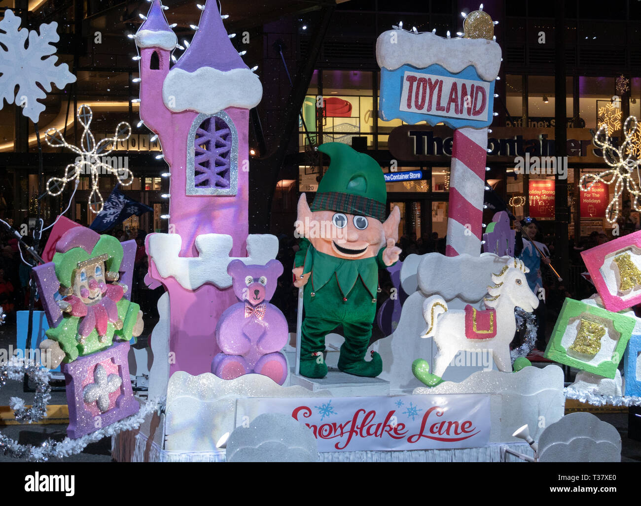 Bellevue, Washington - 2018-11-25 - Elf laughing and waiving at the ...