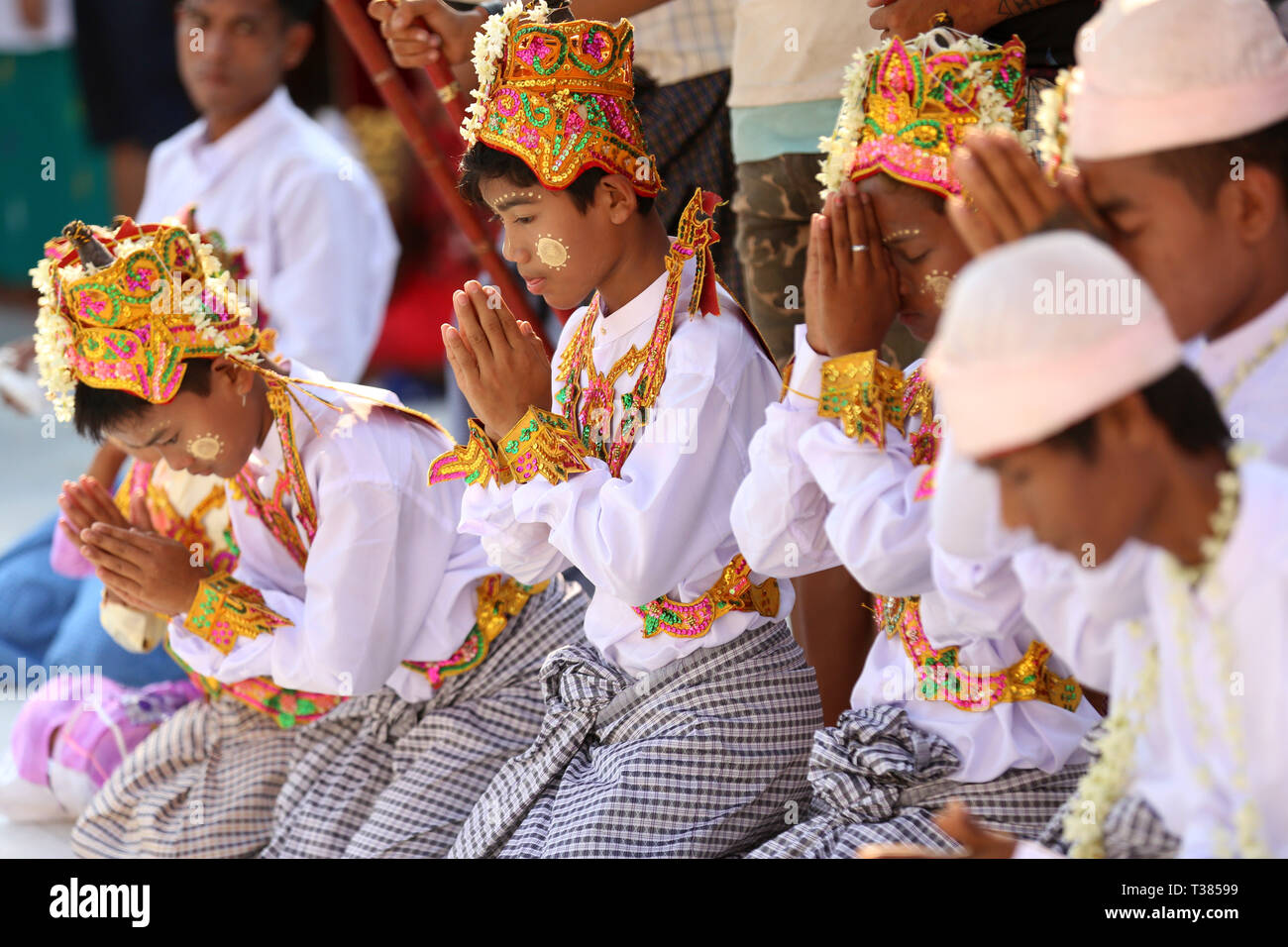 Yangon, Myanmar. 7th Apr, 2019. Young boys in traditional attires ...