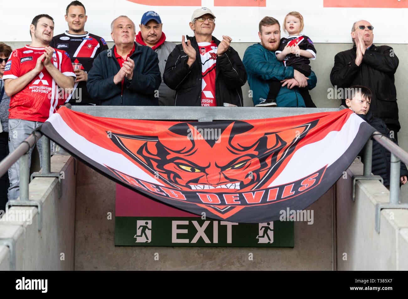 The red devils fans hi-res stock photography and images - Alamy