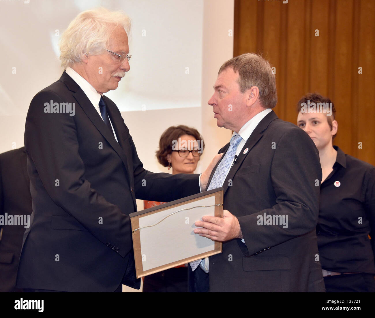 Cologne, Germany. 7th Apr 2019. Journalist Thomas Roth (l) awards Claus ...