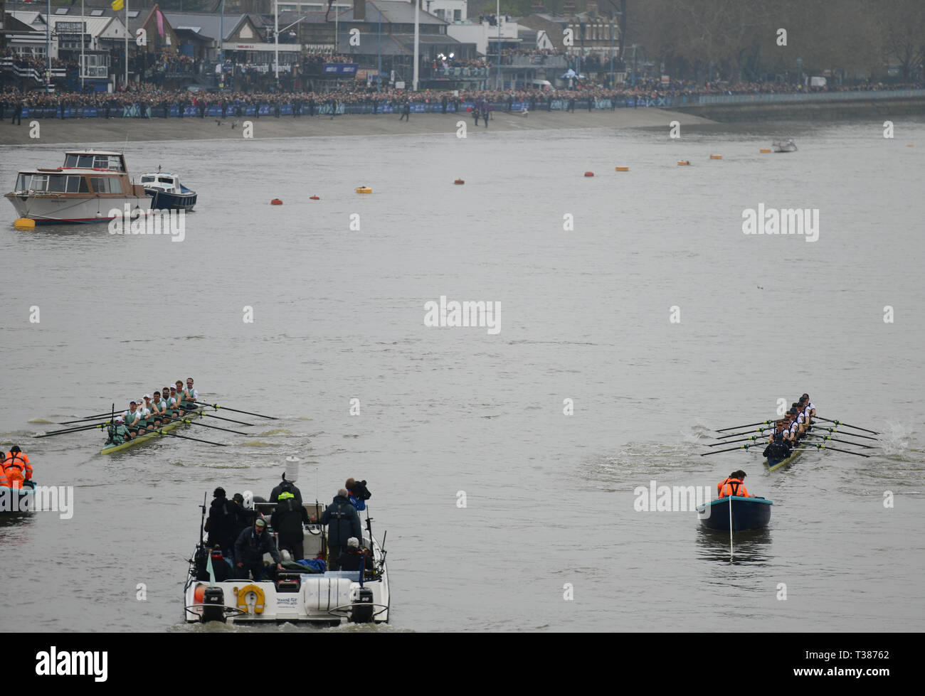 London, UK. 7th April, 2019. The annual Boat Race between Oxford and ...