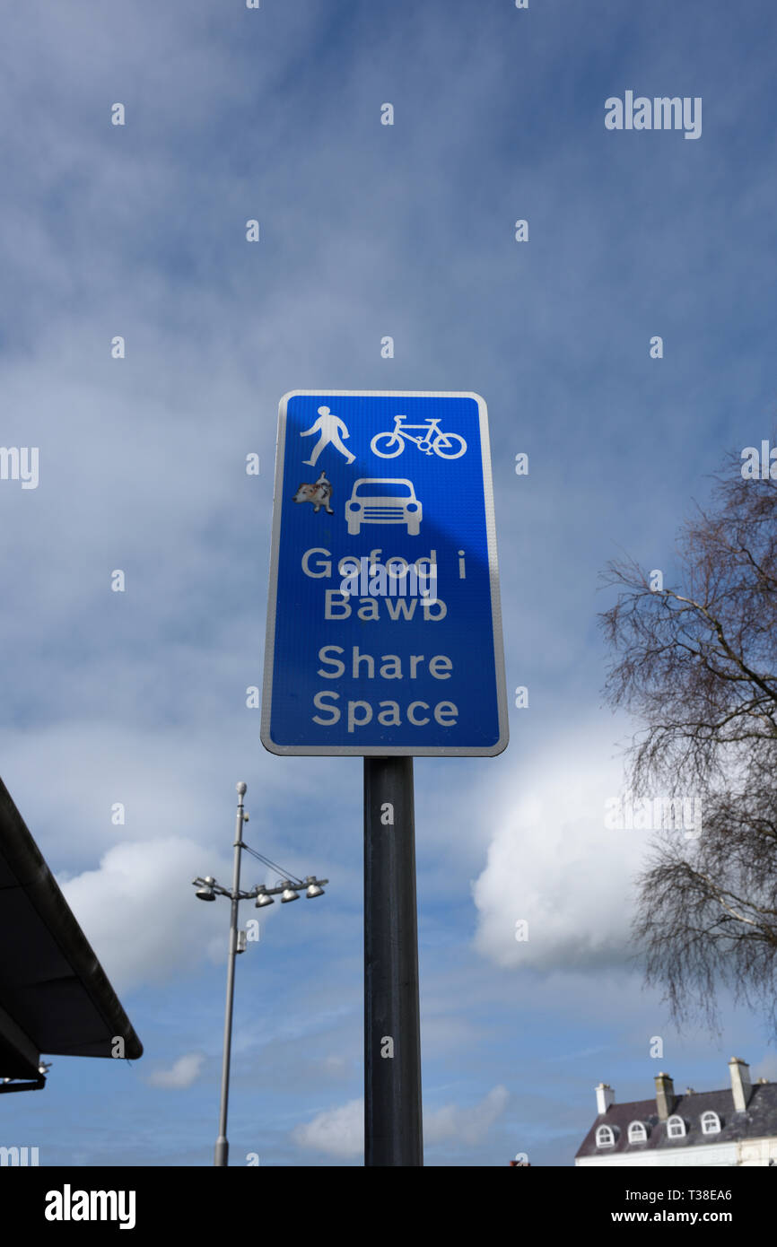 Pole mounted signage hi-res stock photography and images - Alamy