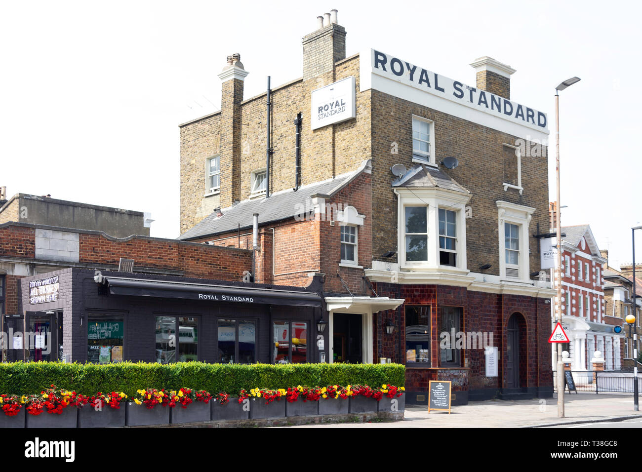 Royal standard pubs hi-res stock photography and images - Alamy
