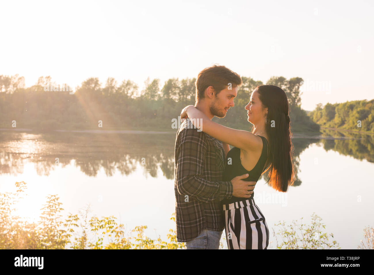 People, love and nature concept - Portrait of young beautiful couple ...