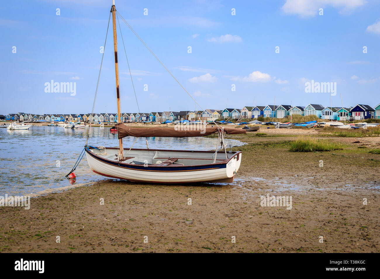 Mudeford Beach huts on Mudeford Sandbank, Christchurch Harbour, Dorset ...
