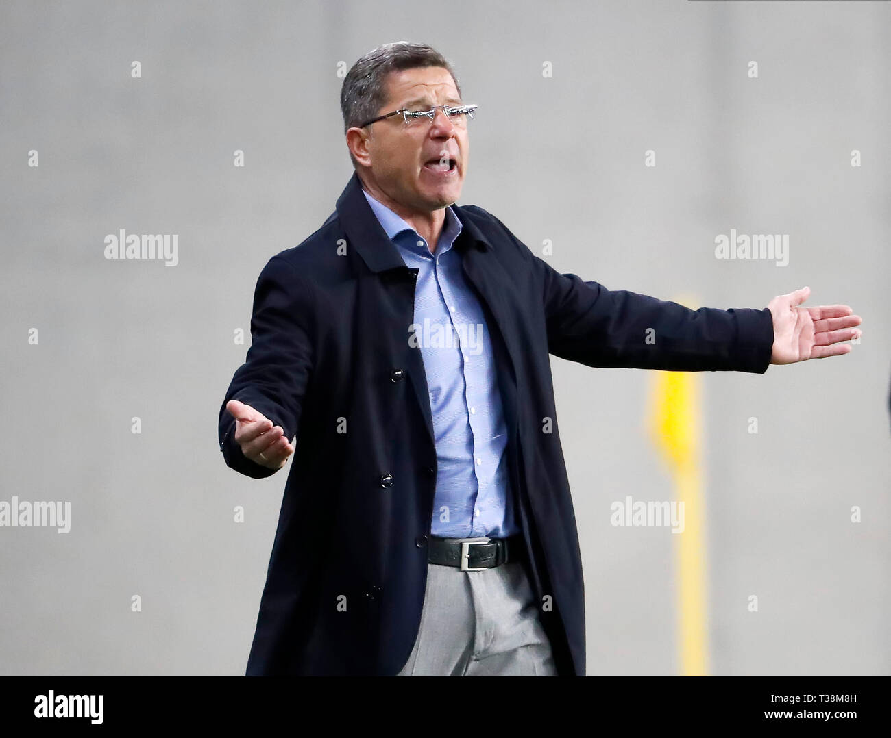 6 head hi-res stock photography and images - Alamy