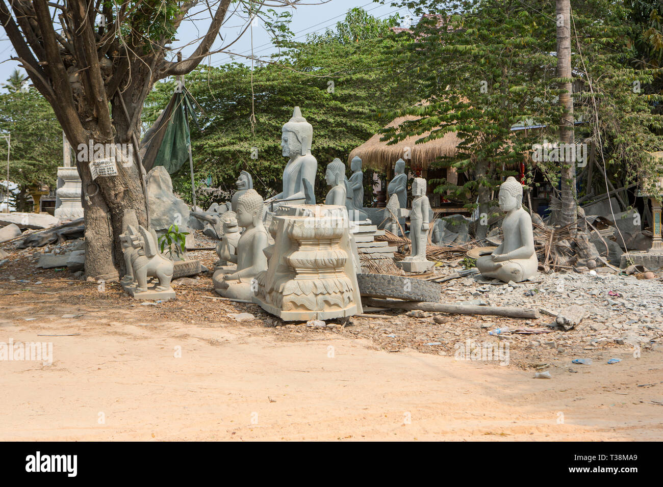 Statue production in Cambodia Stock Photo - Alamy
