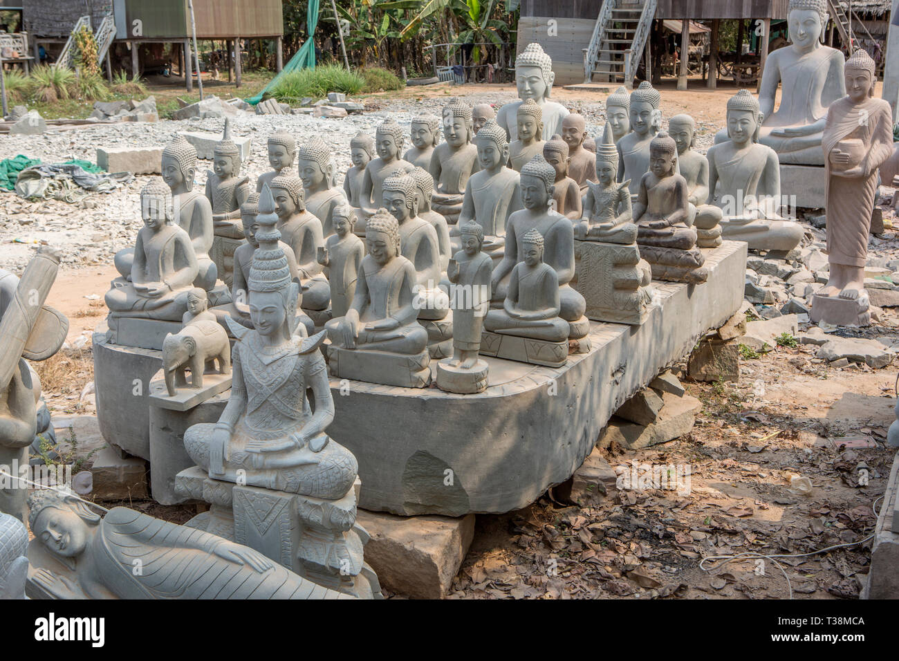 Statue production in Cambodia Stock Photo - Alamy