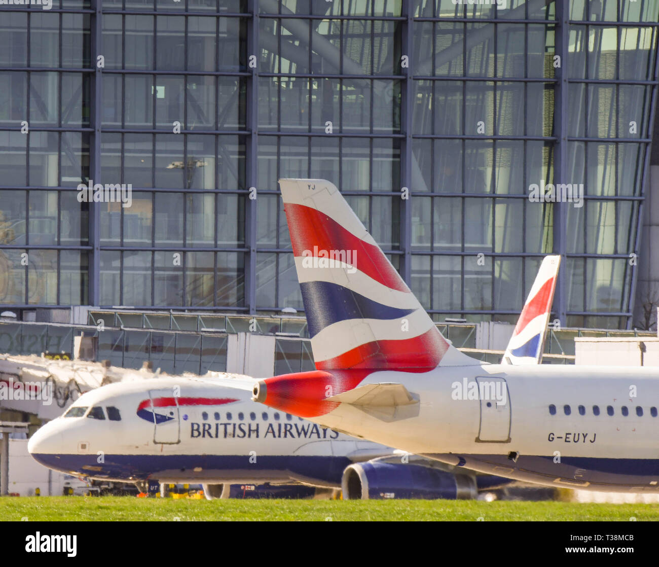 Heathrow airport terminal 5 and planes hi-res stock photography and ...