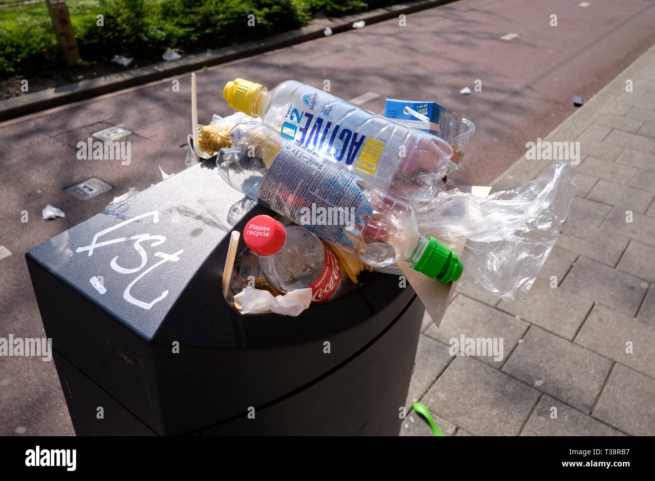 Overflowing trash can, mainly plastic bottles and cans in, on and ... Overflowing trash can, mainly plastic bottles and cans in, on and ...