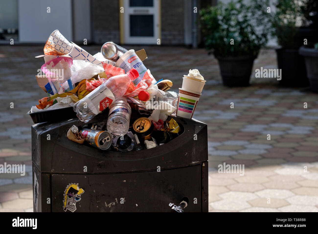 Overflowing trash can, mainly plastic bottles and cans in, on and ... Overflowing trash can, mainly plastic bottles and cans in, on and ...