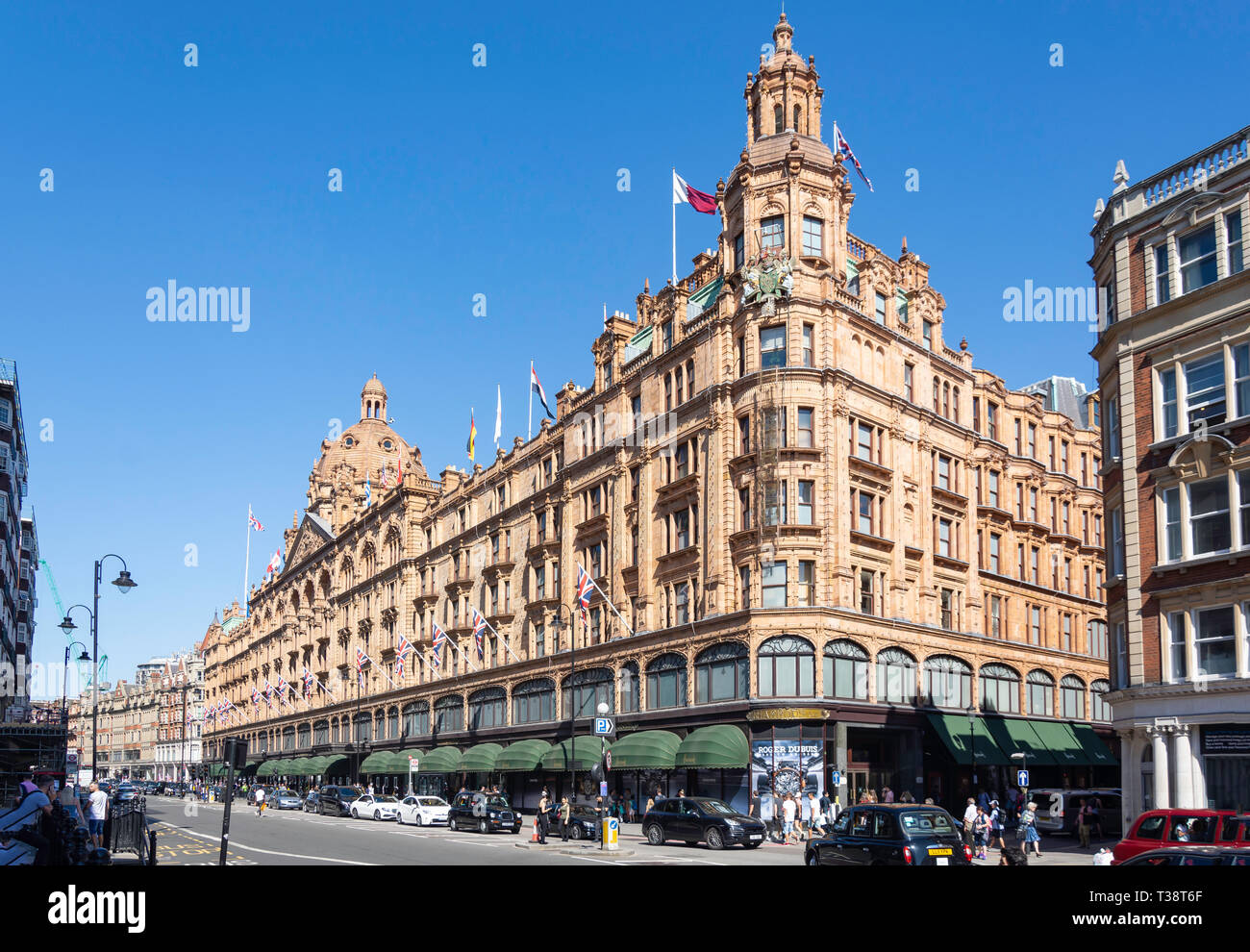 Harrods hi-res stock photography and images - Alamy