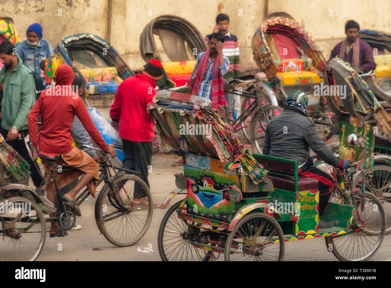 Dhaka bangladesh rickshaws people hi-res stock photography and images ...