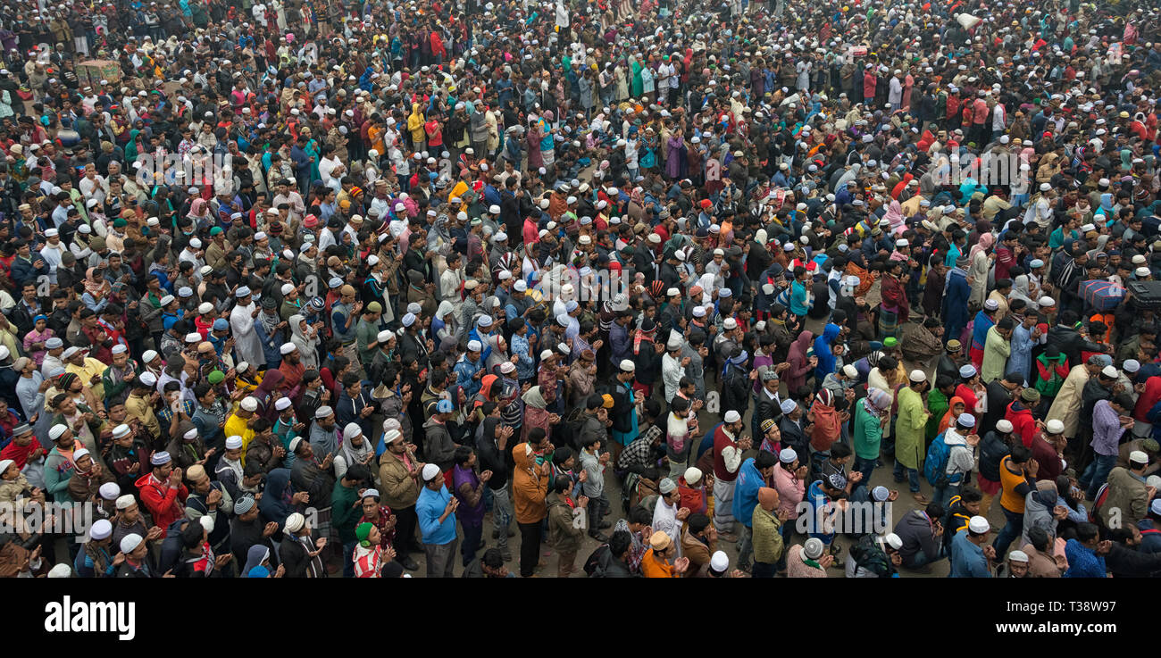 Pilgrims praying during Bishwa Ijtema, Dhaka, Bangladesh Stock Photo ...