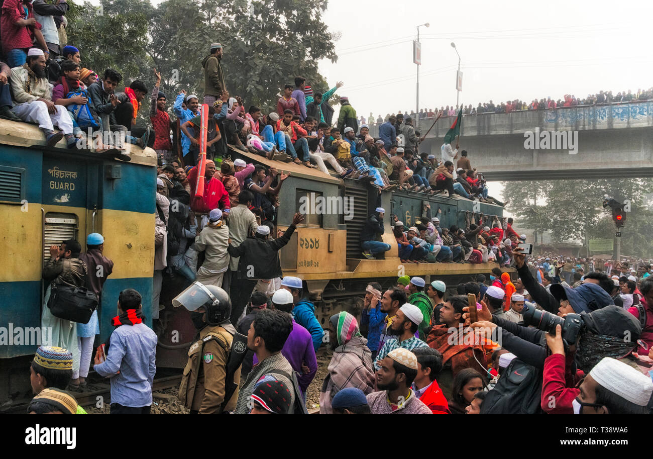 Overcrowded train hi-res stock photography and images - Alamy