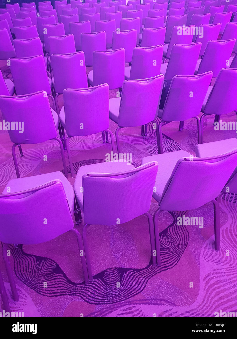 Empty lecture hall red seats hi-res stock photography and images - Alamy